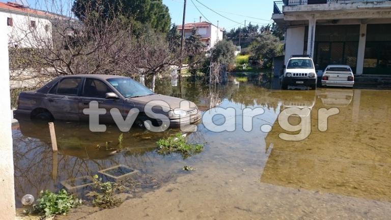 Χαλκίδα πλημμύρες: Κάτοικοι εγκαταλείπουν τα σπίτια τους ...