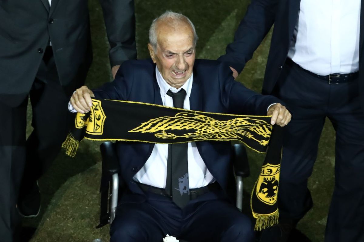 Συγκλονιστική στιγμή: Ο θρυλικός Κώστας Νεστορίδης αποθεώνεται από τον ...