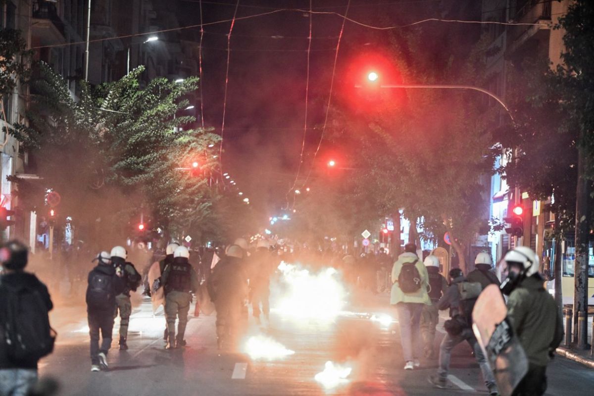 Επεισόδια στο κέντρο της Αθήνας: Πέτρες και μολότοφ στην πορεία προς το ...