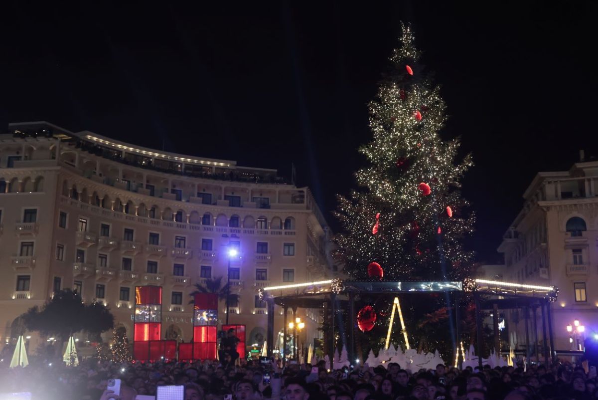 Χριστούγεννα 2022 - Θεσσαλονίκη: Άναψε το χριστουγεννιάτικο δέντρο στην ...