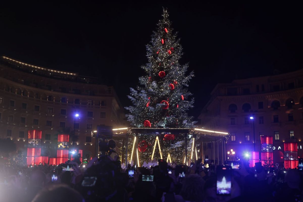 Χριστούγεννα 2022 - Θεσσαλονίκη: Άναψε το χριστουγεννιάτικο δέντρο στην ...
