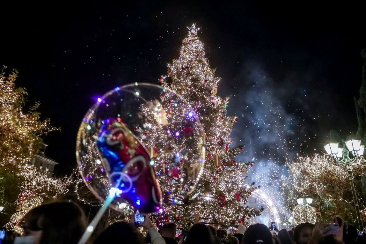 Χριστούγεννα 2023: Άναψε το χριστουγεννιάτικο δέντρο στο Σύνταγμα ...