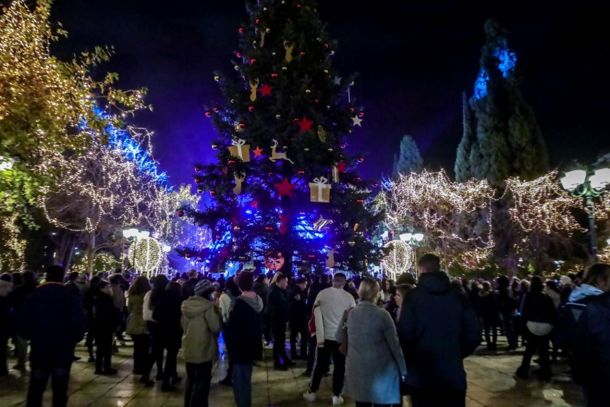 Χριστούγεννα 2023: Άναψε το χριστουγεννιάτικο δέντρο στο Σύνταγμα ...
