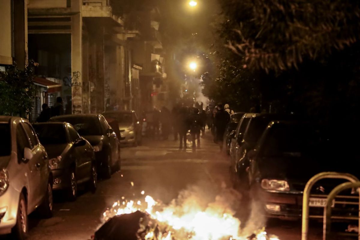 Επεισόδια στα Εξάρχεια - Μολότοφ και δακρυγόνα | Ειδησεις | Pagenews.gr