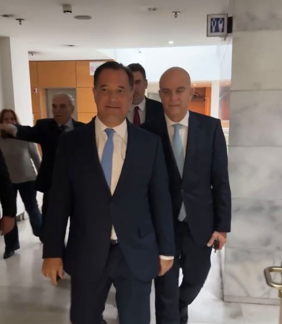 Επίσκεψη του Άδωνι Γεωργιάδη στα γραφεία της διοίκησης του e-ΕΦΚΑ ...