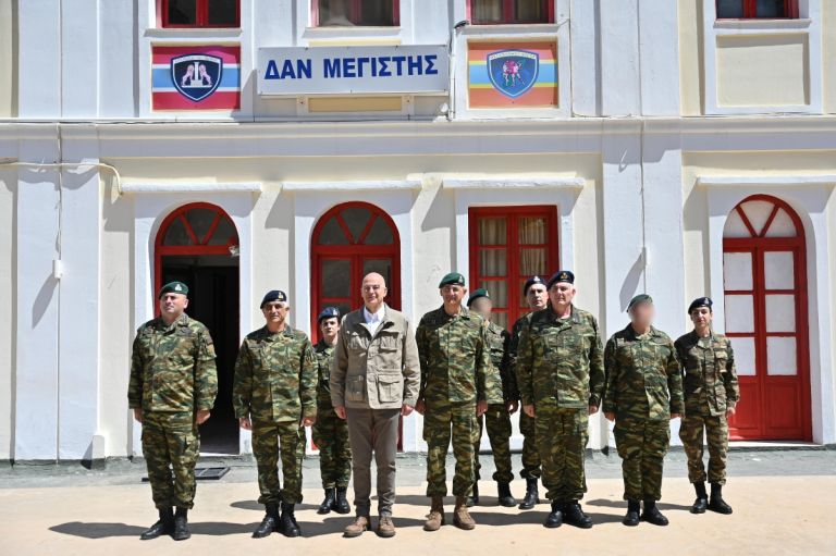 Στην πυραυλάκατο «Κρυσταλλίδης» στο λιμάνι της Μεγίστης ο Νίκος Δένδιας ...