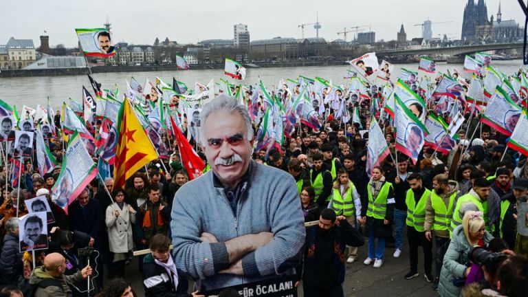 Ο Οτσαλάν δηλώνει “συγκρατημένα αισιόδοξος” μετά τις συνομιλίες με το ...