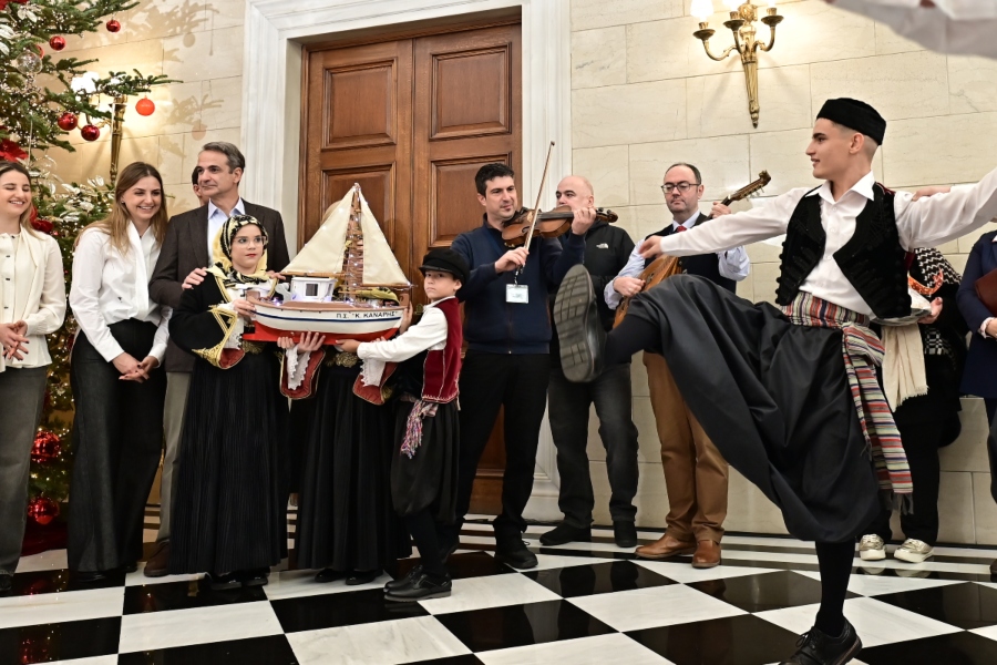 Ο Μητσοτάκης άκουσε τα κάλαντα των Χριστουγέννων από το Μουσικό Σχολείο ...