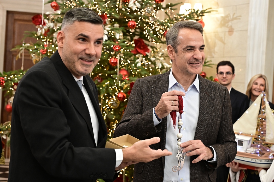 Ο Μητσοτάκης άκουσε τα κάλαντα των Χριστουγέννων από το Μουσικό Σχολείο ...