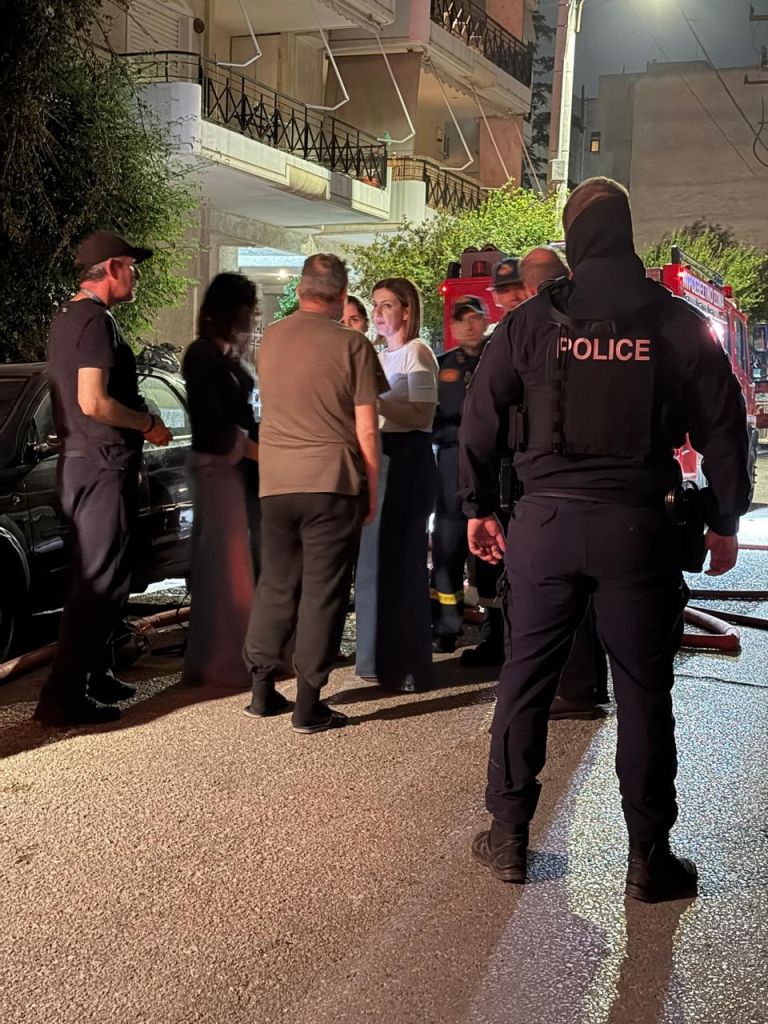 Χρυσοχοΐδης και Αγαπηδάκη στο Ίλιον μετά τη μεγάλη φωτιά που κατέστρεψε ...