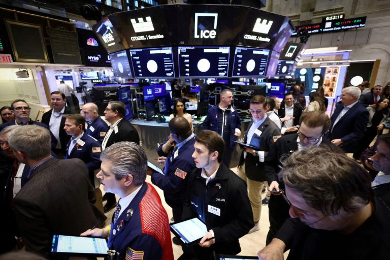 Wall Street: Βαριές απώλειες με βουτιά 953 μονάδων στον Dow και sell ...